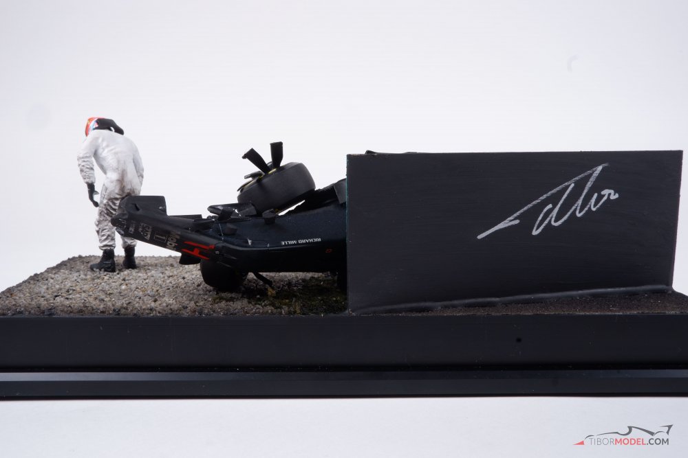 Diorama McLaren Alonso crash 2016 Australian GP, 1:18 | Tibormodel.com