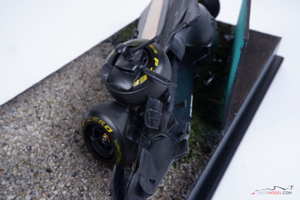 Diorama McLaren Alonso crash 2016 Australian GP, 1:18 | Tibormodel.com