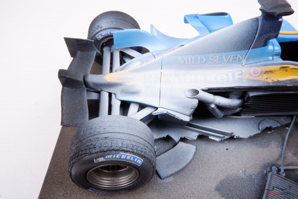 Renault R23 - Fernando Alonso 2003, diorama of the crash on the ...