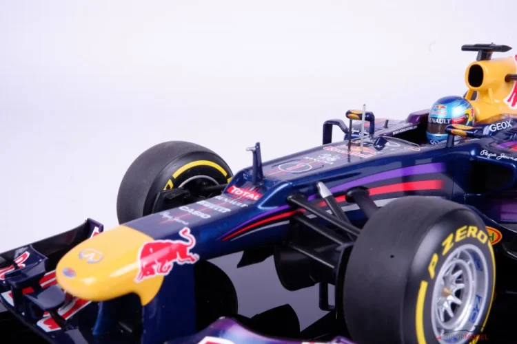 Model car Red Bull RB9 Vettel 2013, 1:18 Minichamps | Tibormodel.com